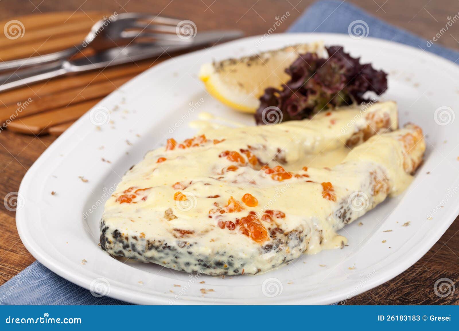 Salmoni Con La Salsa Bianca Del Caviale Immagine Stock - Immagine di ...