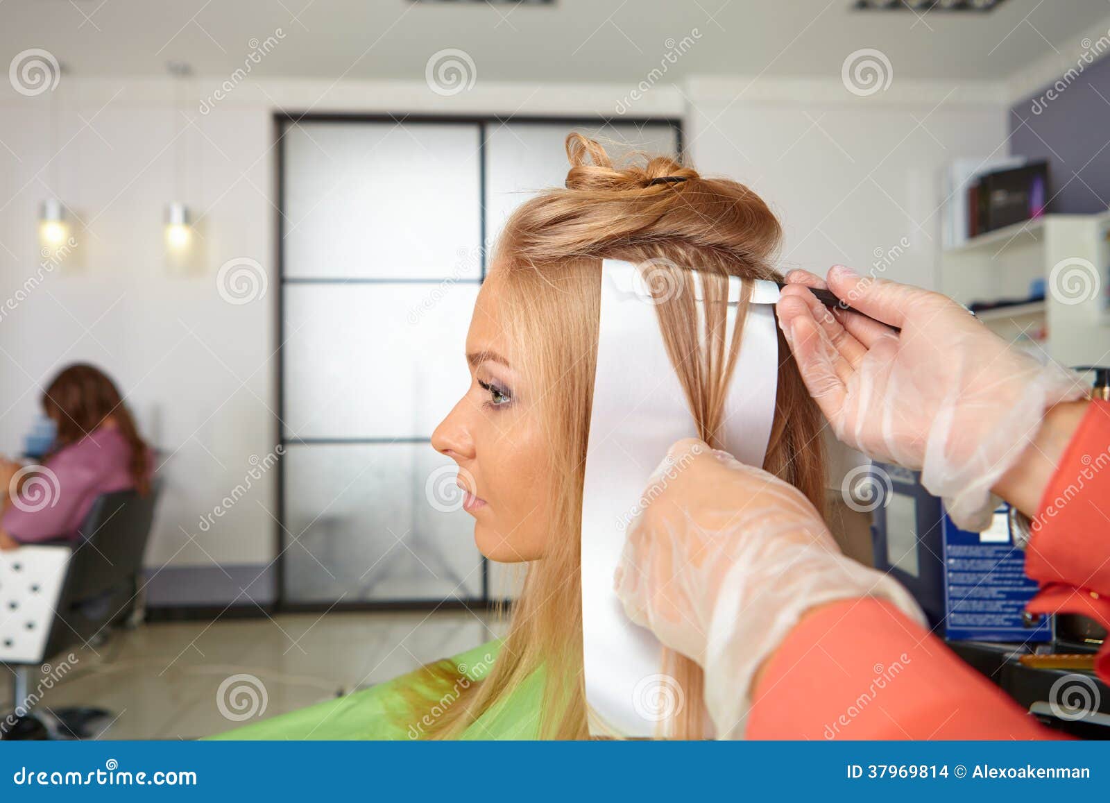 Salon De Coiffure. Coloration. Photo stock - Image du gens, coiffeur ...