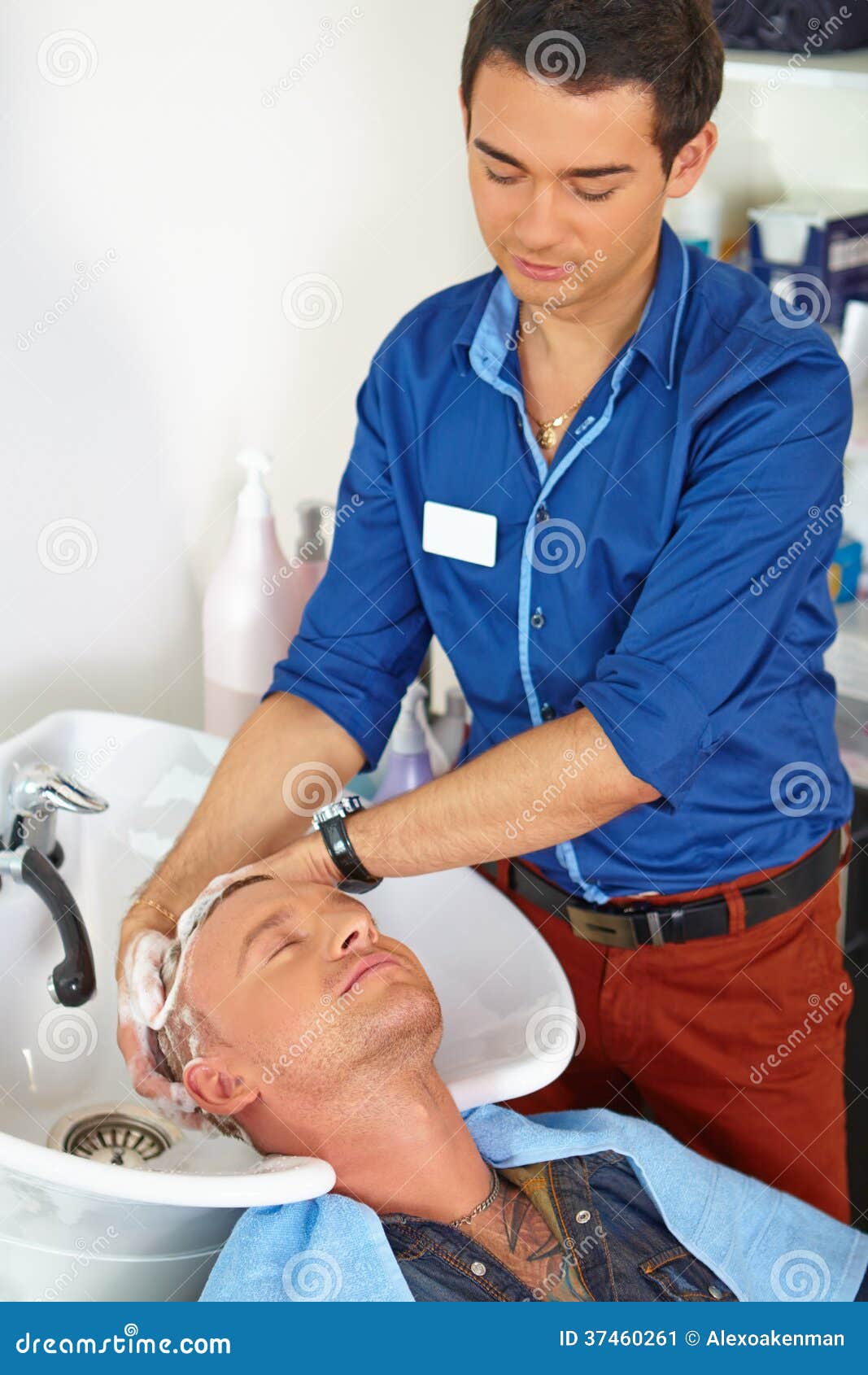 Salon De Coiffure. Lavage Avec Le Shampooing. Image stock - Image du ...