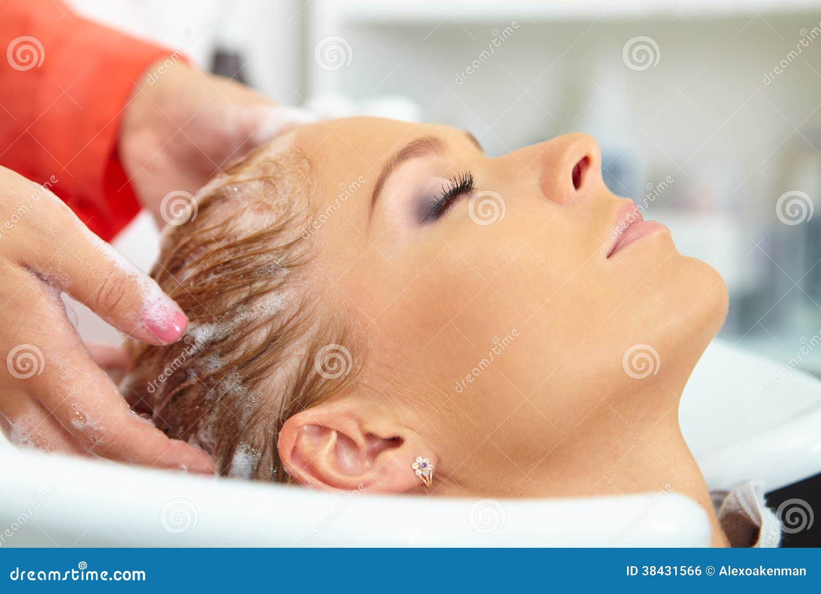 Salon De Coiffure. Lavage Avec Le Shampooing. Photo stock - Image du ...