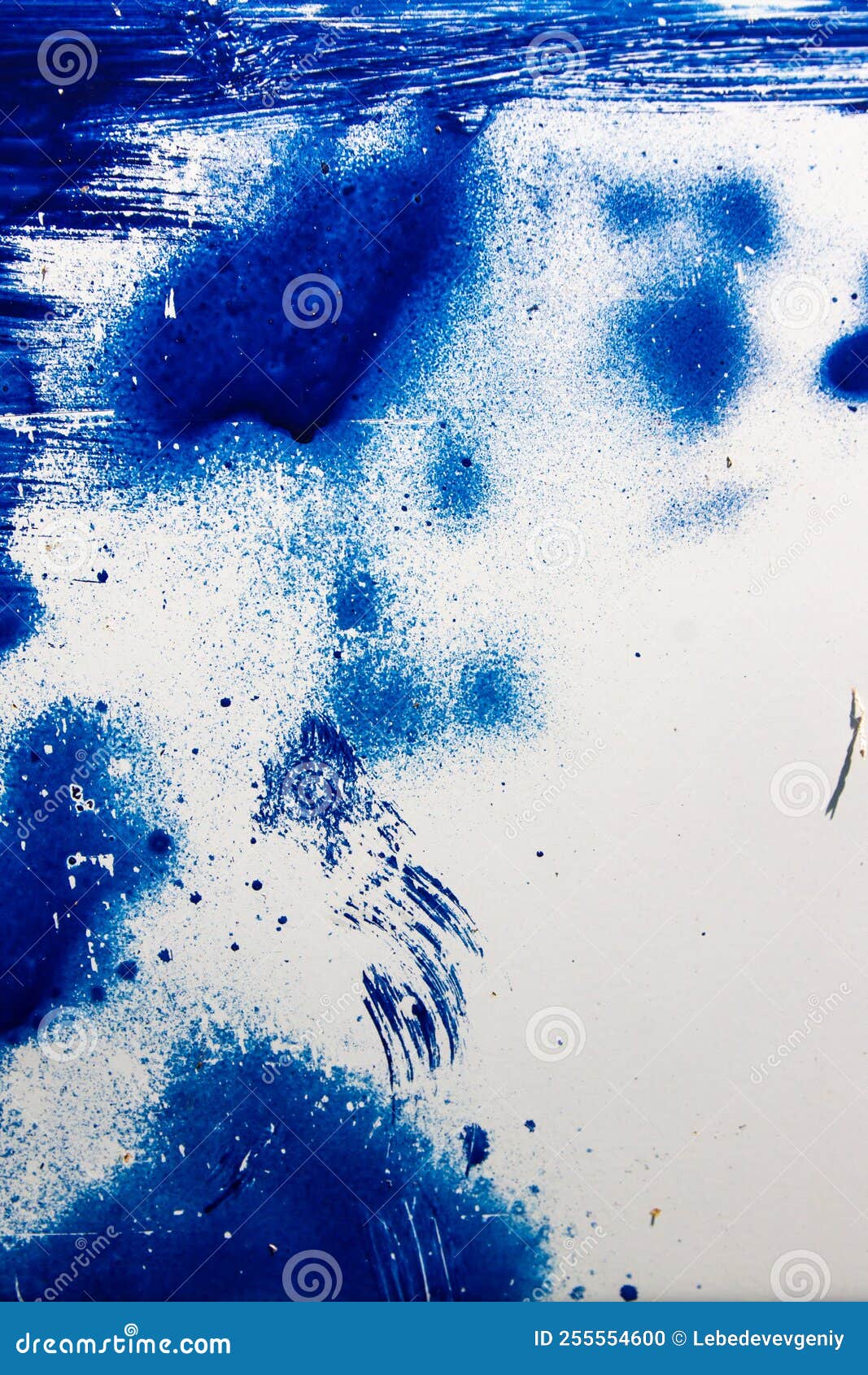 Salpicadura De Pintura Azul Aislada En Fondo Blanco Foto de archivo ...