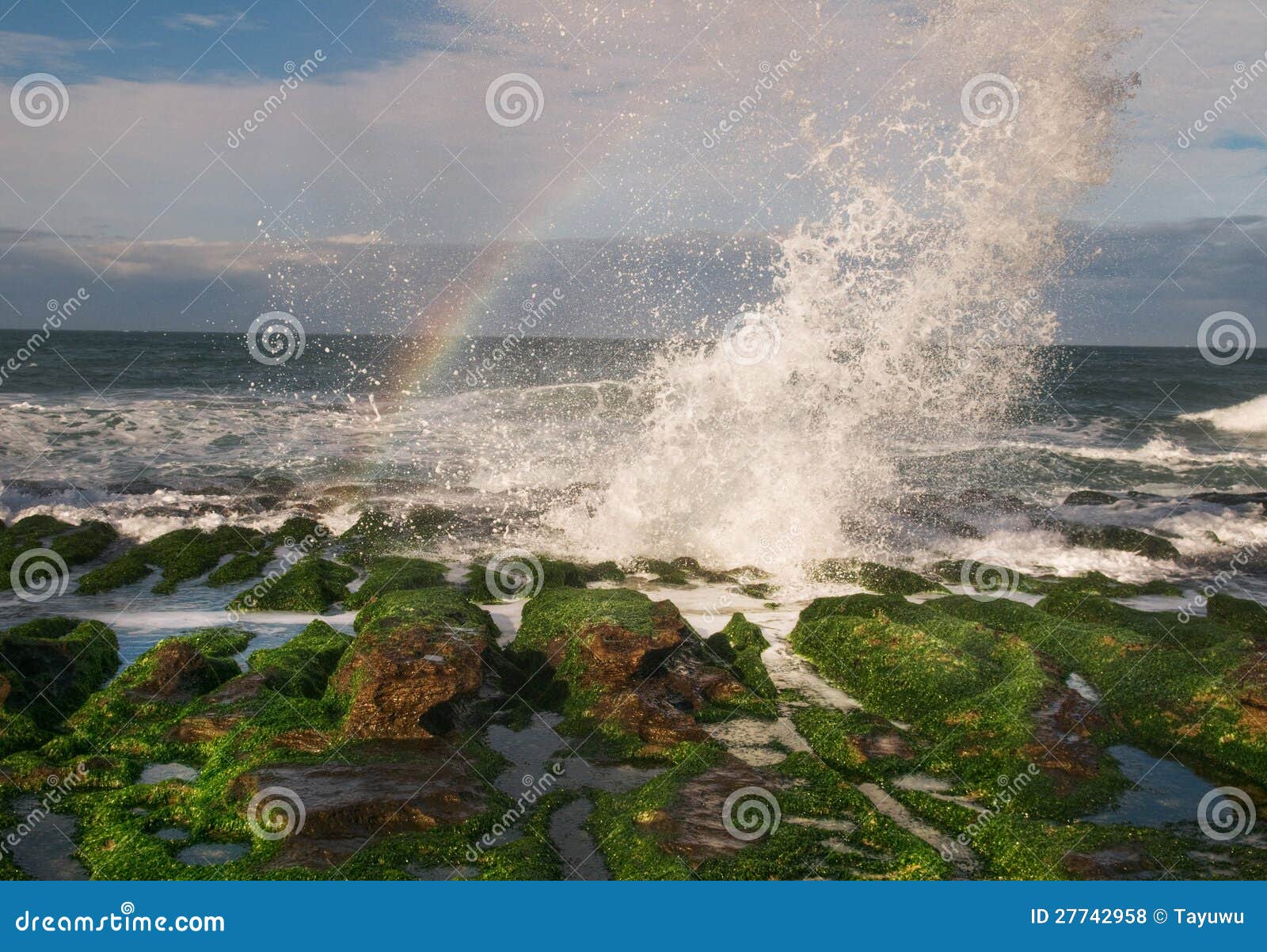 Salpicar La Onda En El Foso De Piedra Con El Arco Iris Foto de archivo ... Salpicar La Onda En El Foso De Piedra Con El Arco Iris Foto de archivo ...
