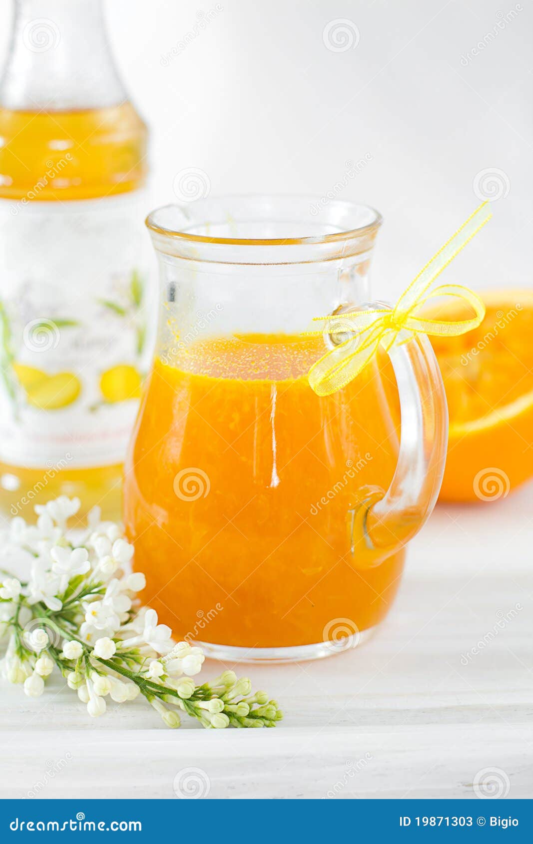 Salsa anaranjada imagen de archivo. Imagen de color, blanco - 19871303