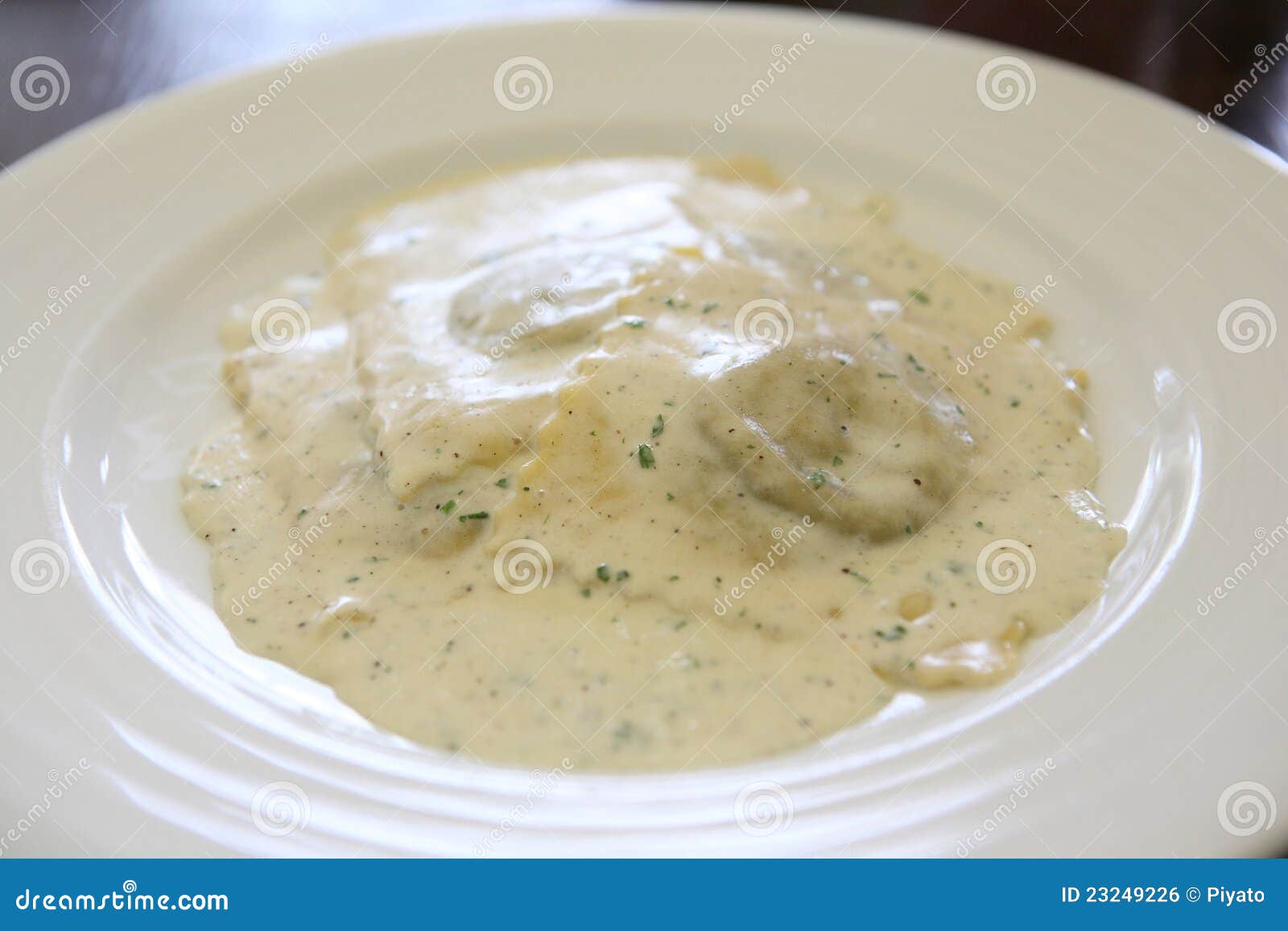 Salsa bianca dei ravioli fotografia stock. Immagine di mangi - 23249226