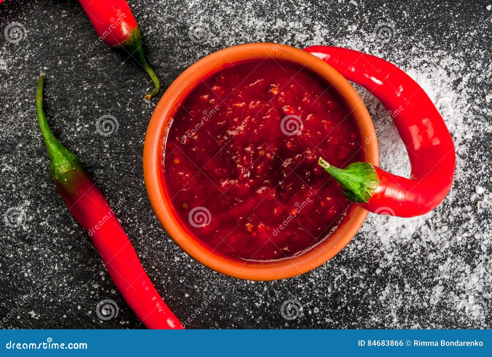 Salsa Caliente De Tabasco En Un Cuenco Foto de archivo - Imagen de ...