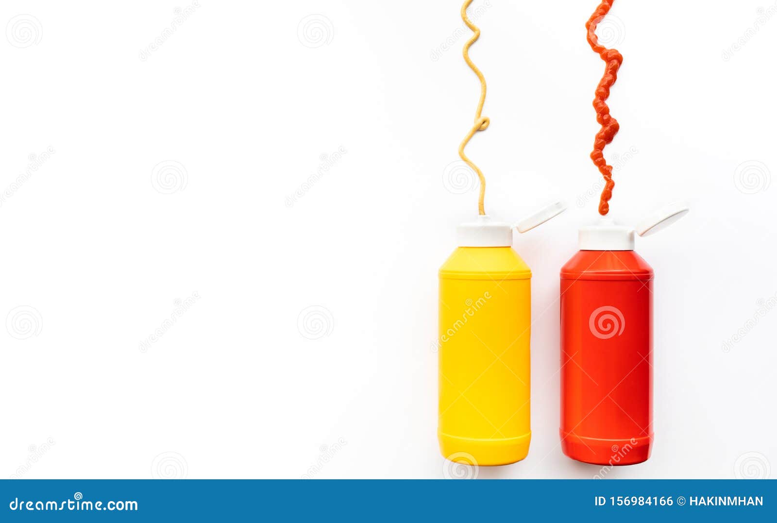 Salsa De Botellas Salpicado Ketchup, Mostaza En Blanco Foto de archivo ...