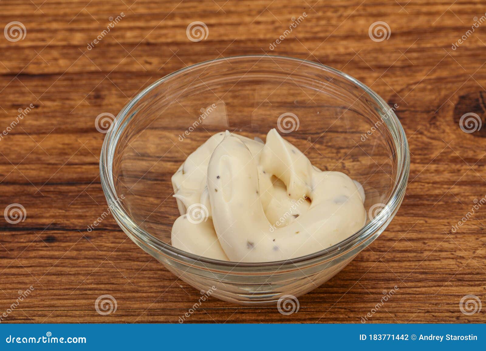 Salsa De Crema Caesar Con Parmesano Y Hierbas Foto de archivo - Imagen ...