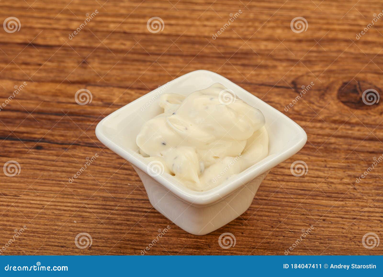 Salsa De Crema Caesar Con Parmesano Y Hierbas Imagen de archivo ...