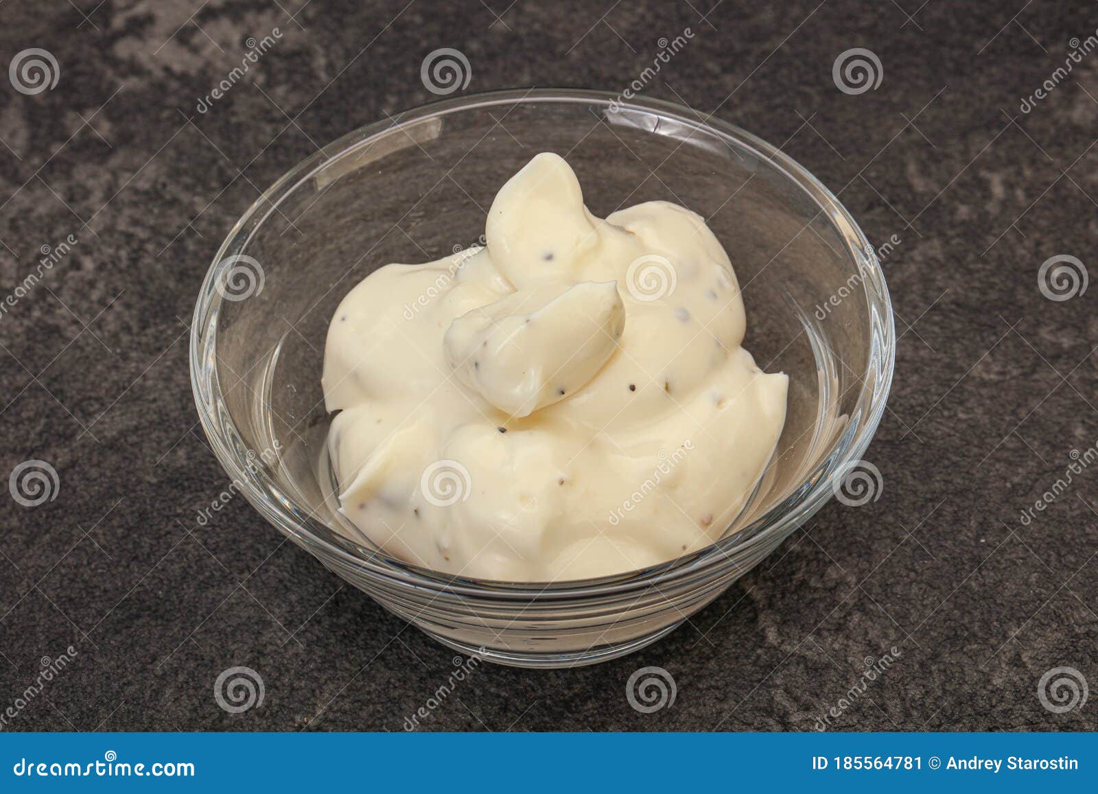 Salsa De Crema Caesar Con Parmesano Y Hierbas Imagen de archivo ...