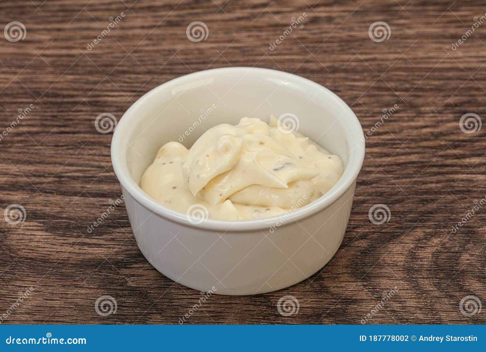 Salsa De Crema Caesar Con Parmesano Y Hierbas Foto de archivo - Imagen ...