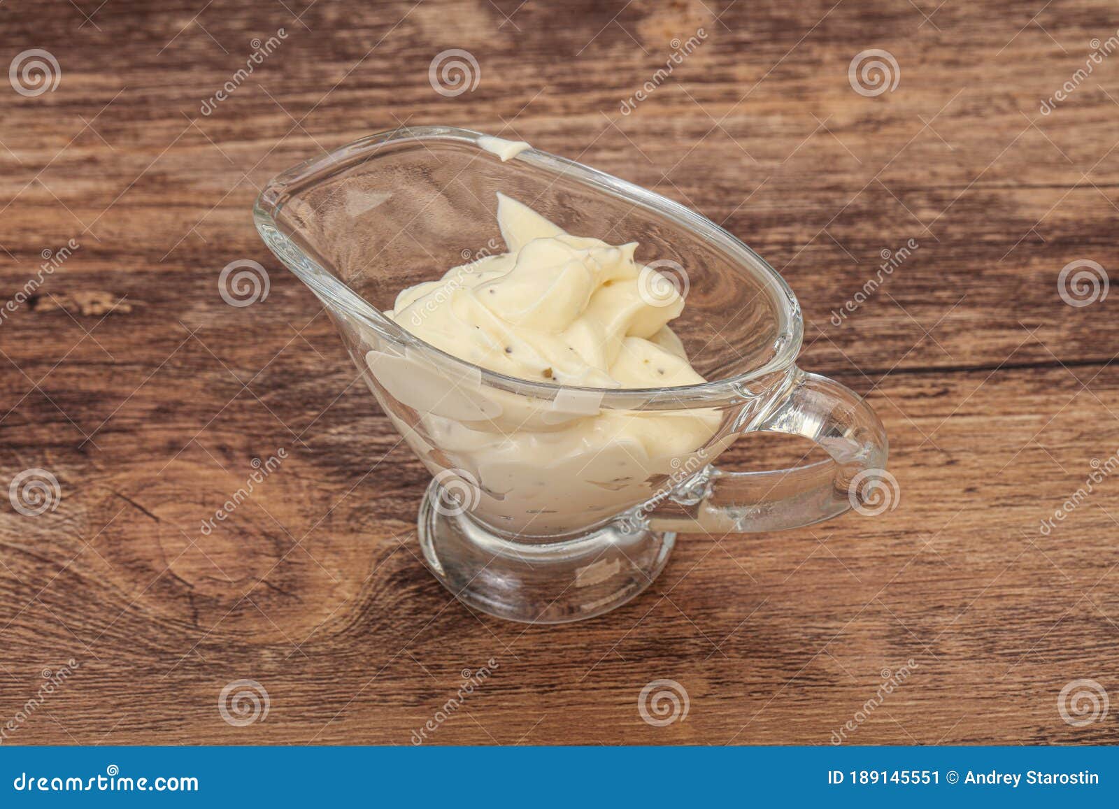 Salsa De Crema Caesar Con Parmesano Y Hierbas Imagen de archivo ...