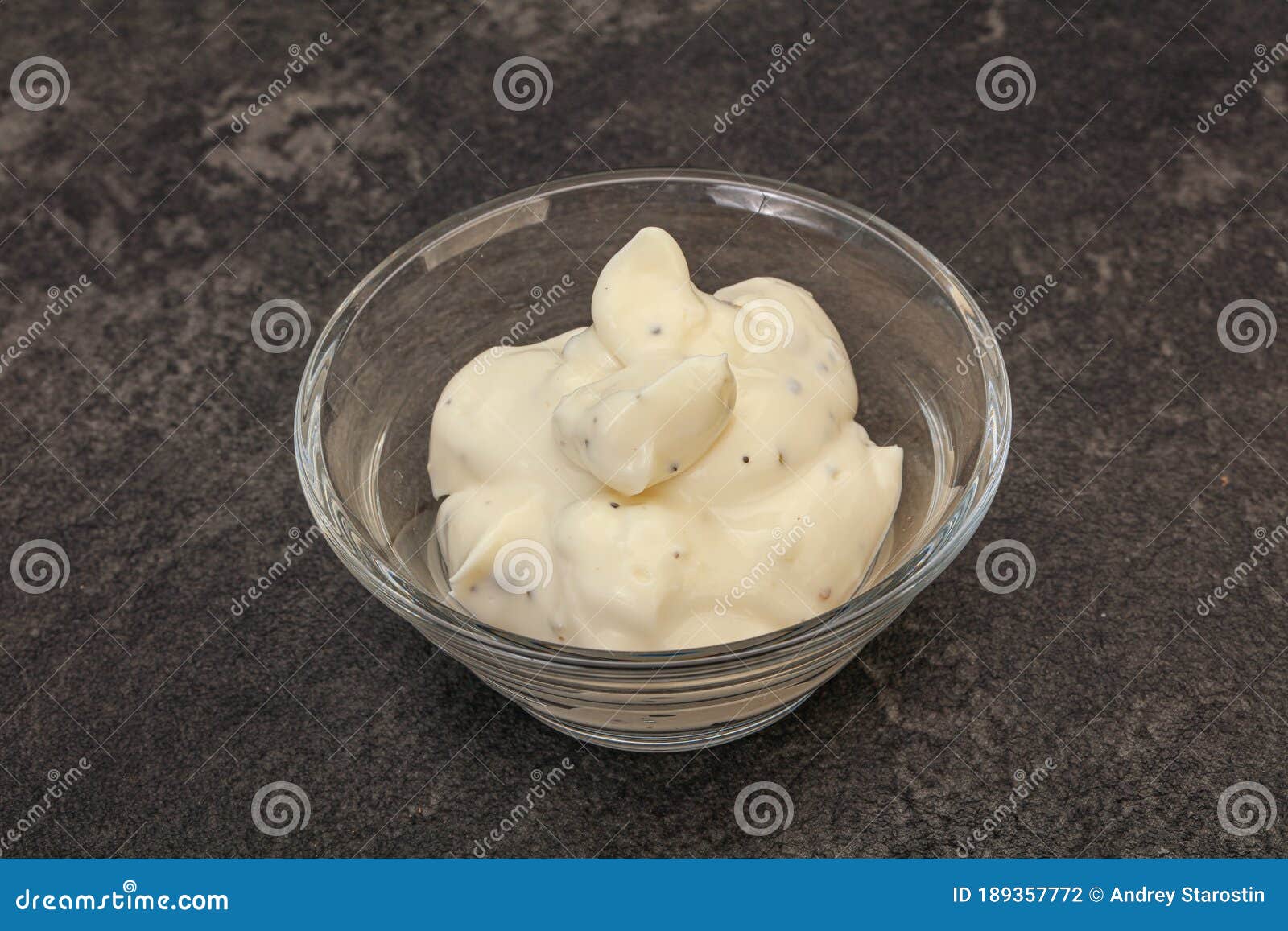 Salsa De Crema Caesar Con Parmesano Y Hierbas Foto de archivo - Imagen ...