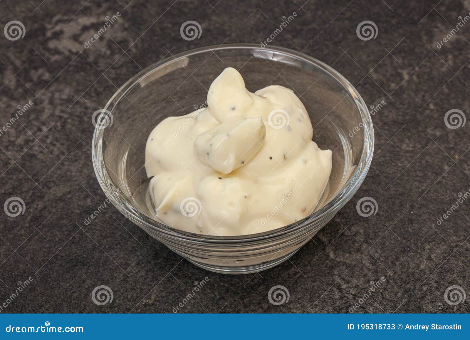 Salsa De Crema Caesar Con Parmesano Y Hierbas Imagen de archivo ...