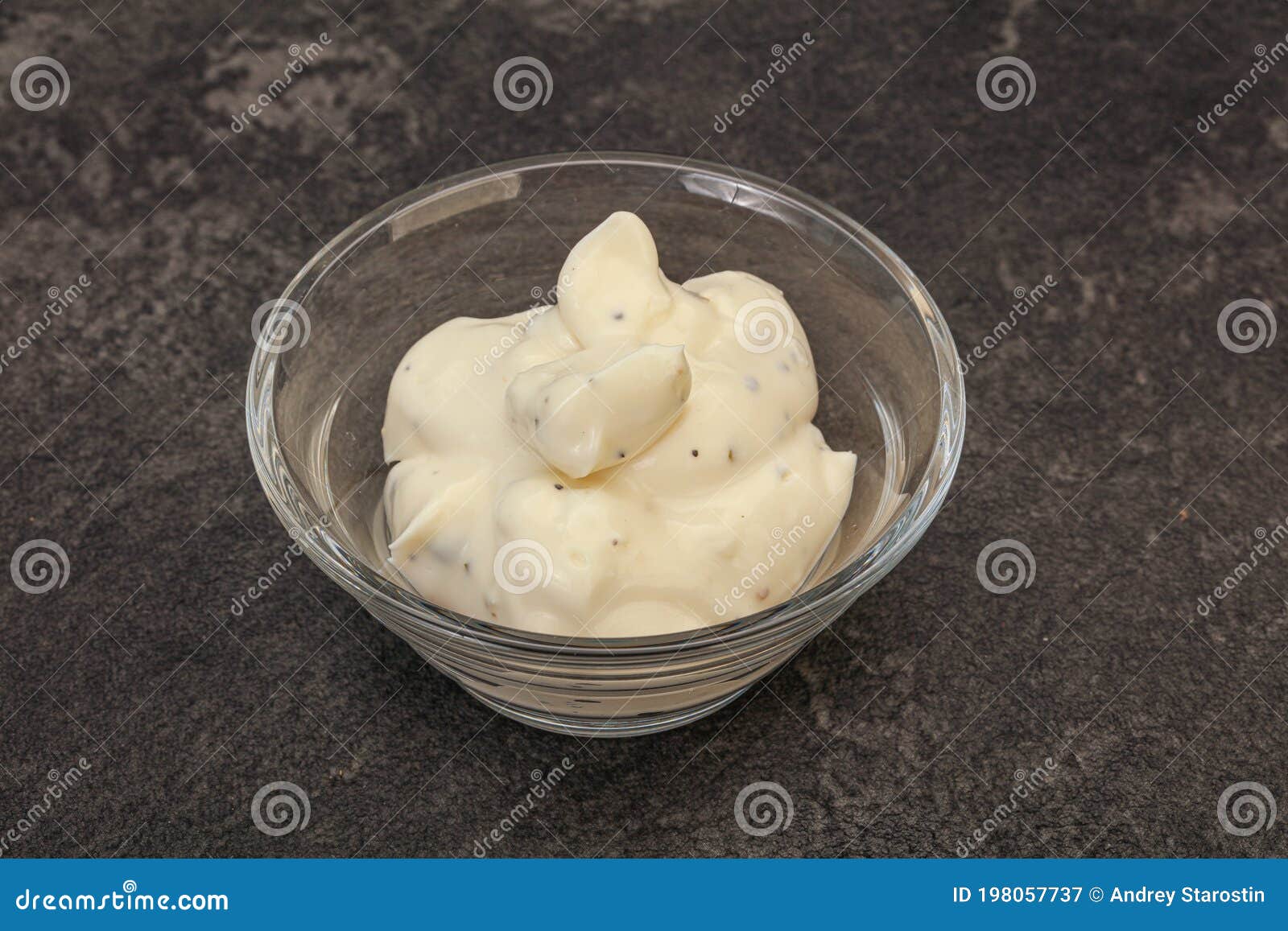 Salsa De Crema Caesar Con Parmesano Y Hierbas Imagen de archivo ...