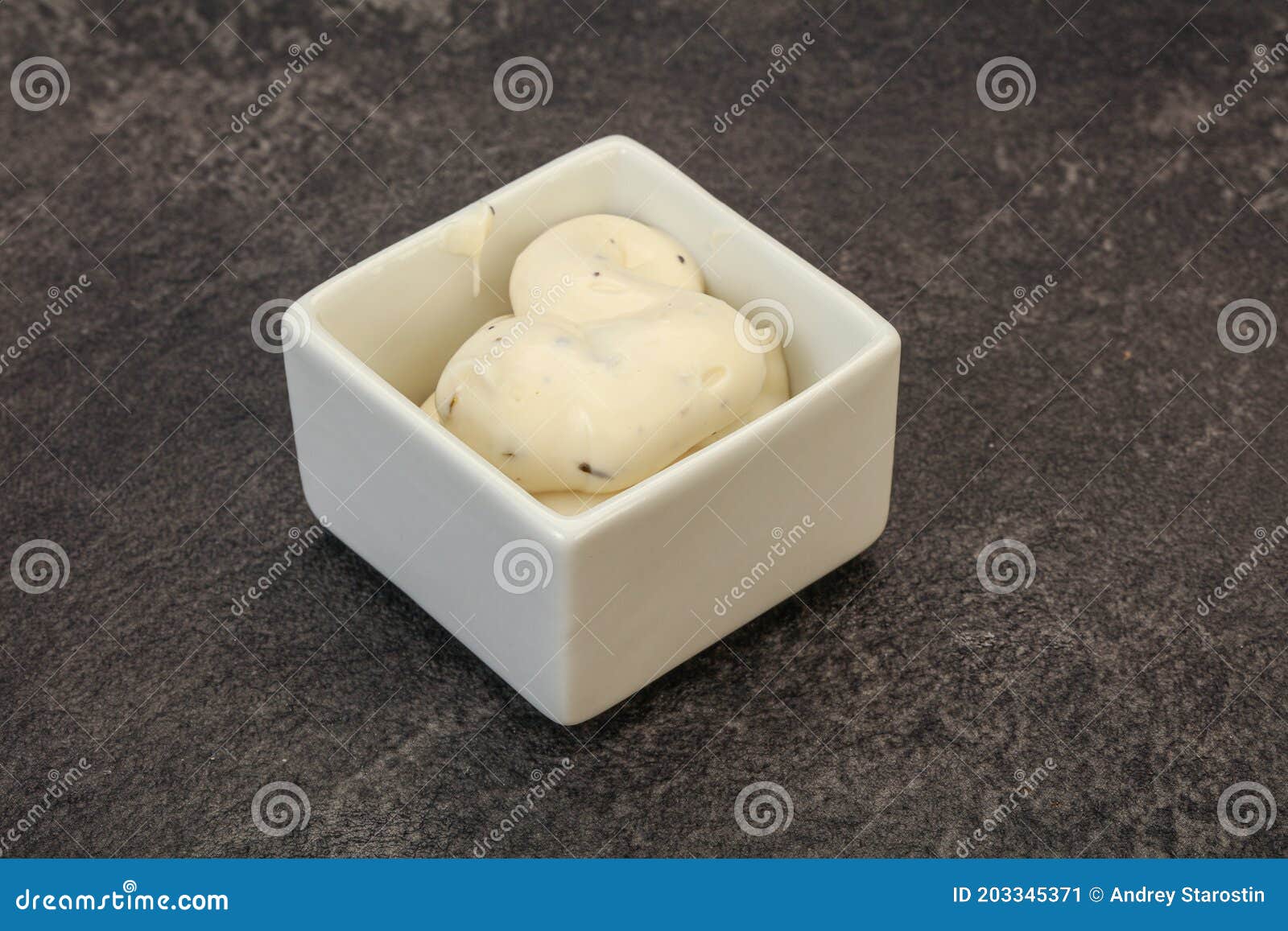 Salsa De Crema Caesar Con Parmesano Y Hierbas Imagen de archivo ...