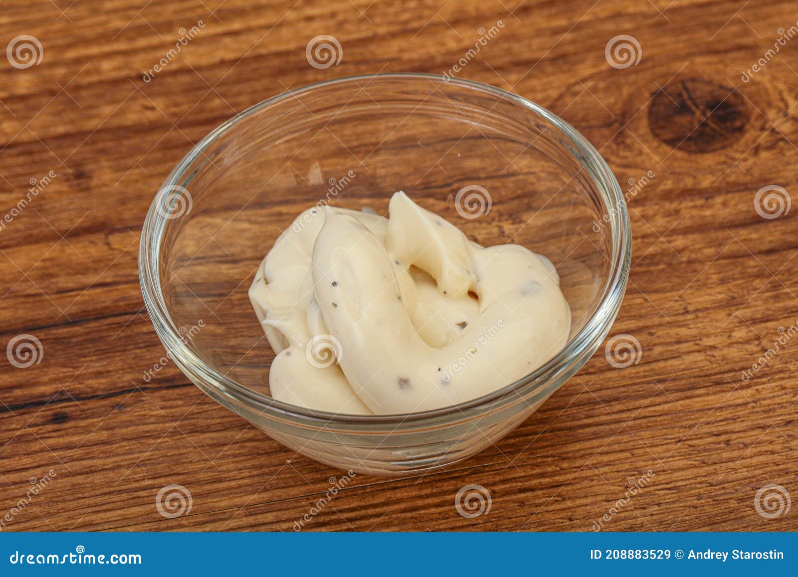 Salsa De Crema Caesar Con Parmesano Y Hierbas Imagen de archivo ...