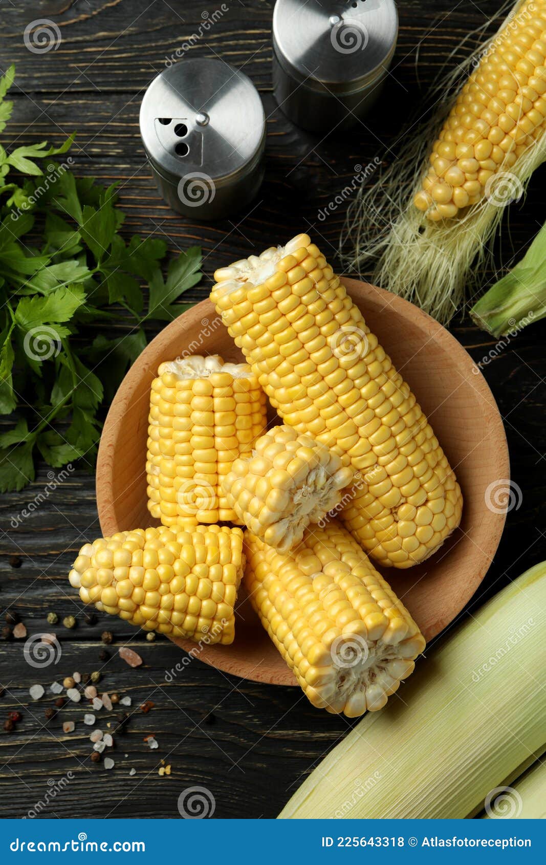 Salsa De Milho Cru E Especiarias Em Madeira Foto de Stock - Imagem de ...