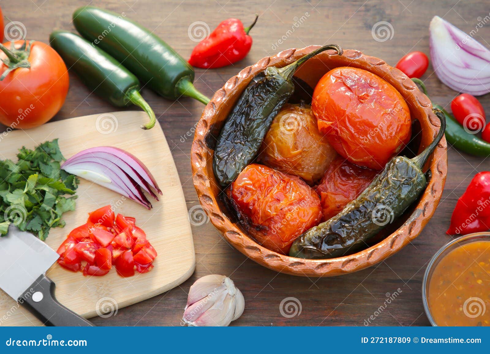 Salsa De Salsa Sabrosa E Ingredientes Sobre Mesa De Madera Lastra ...