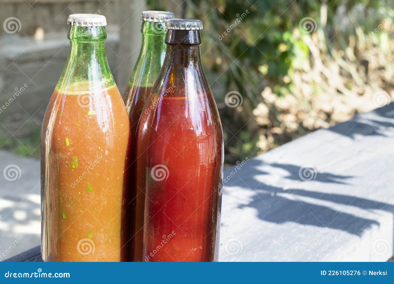 Salsa De Tomate Casera En La Botella Foto de archivo - Imagen de verde ...