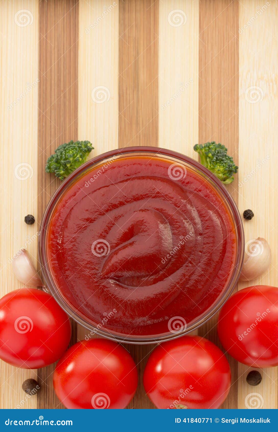 Salsa De Tomate En Tabla De Cortar Imagen de archivo - Imagen de blanco ...