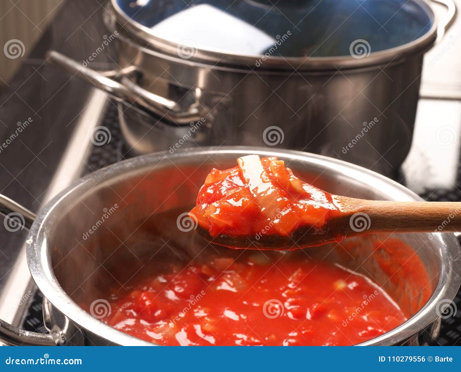 Salsa de tomate sabrosa foto de archivo. Imagen de italiano - 110279556