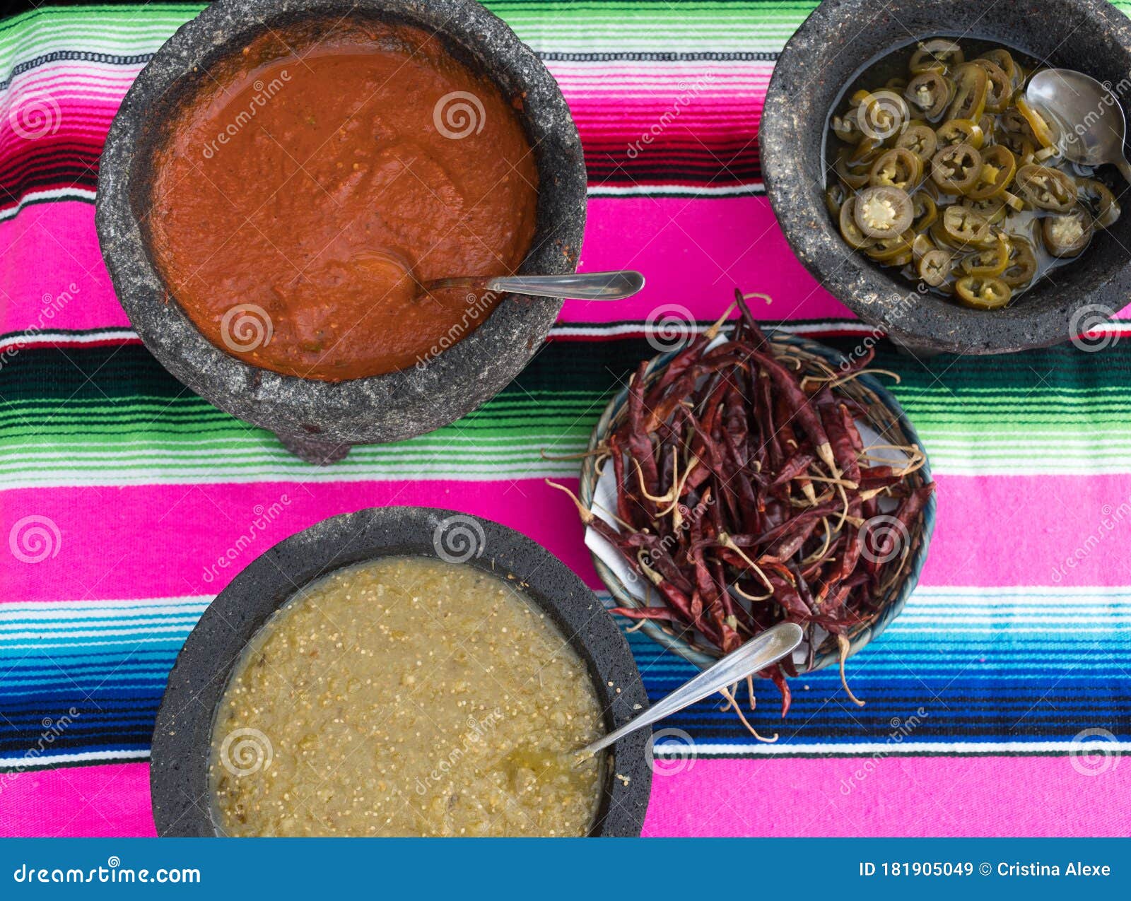 Salsa De Tomate Vermelho Temperado E Salsa Verde Temperada Para ...