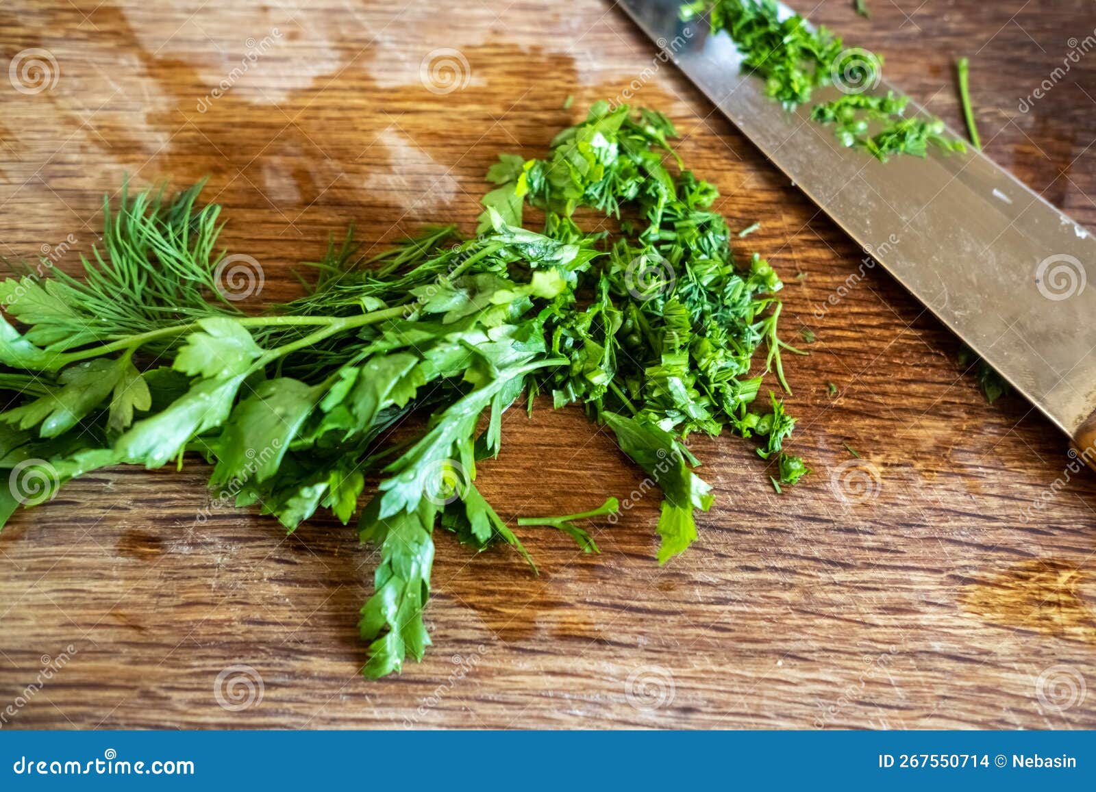 Salsa Fresca Cortada Numa Prancha De Corte De Madeira. Comida Foto de ...