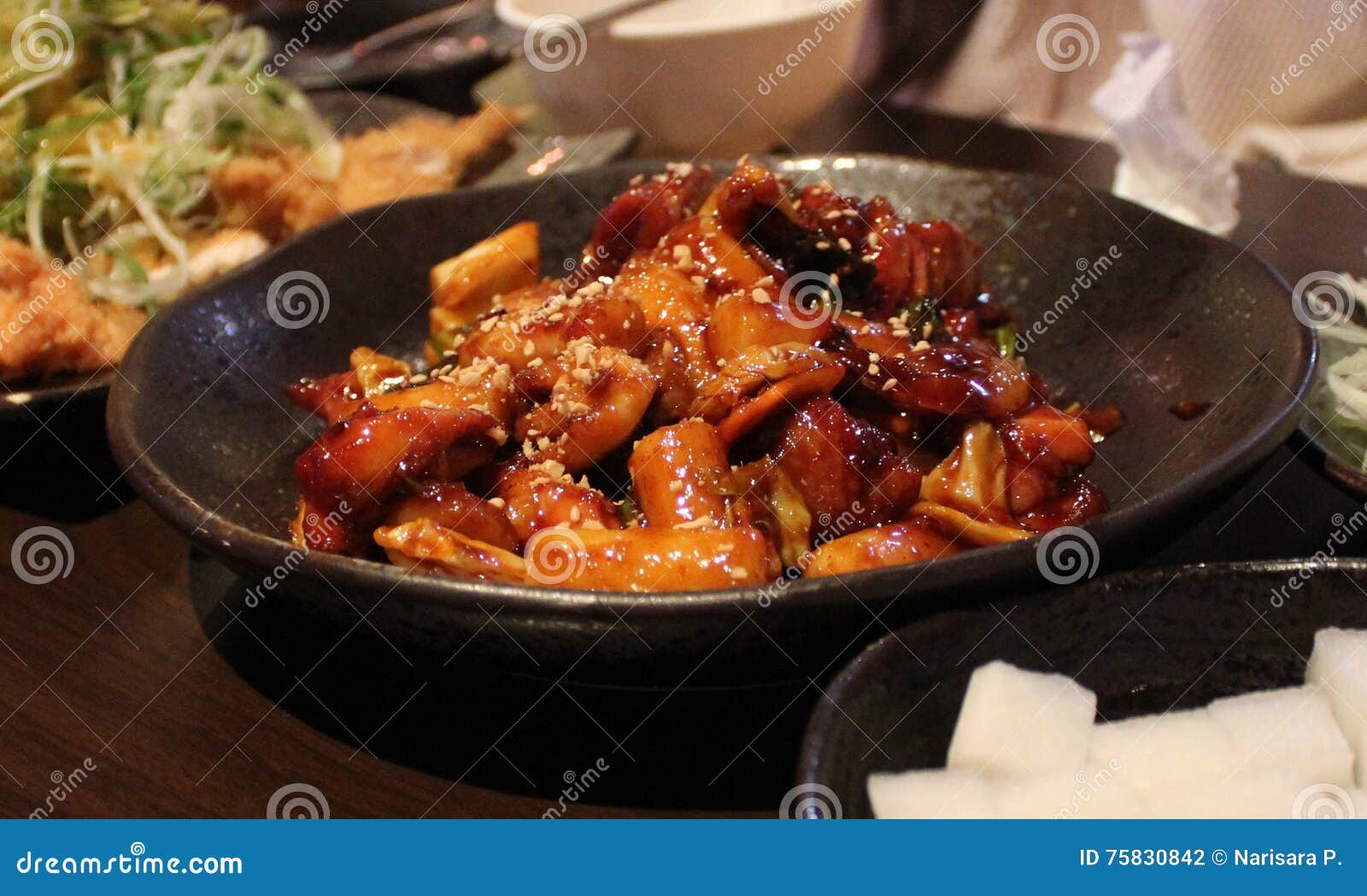 Salsa frita del calamar foto de archivo. Imagen de calamar - 75830842