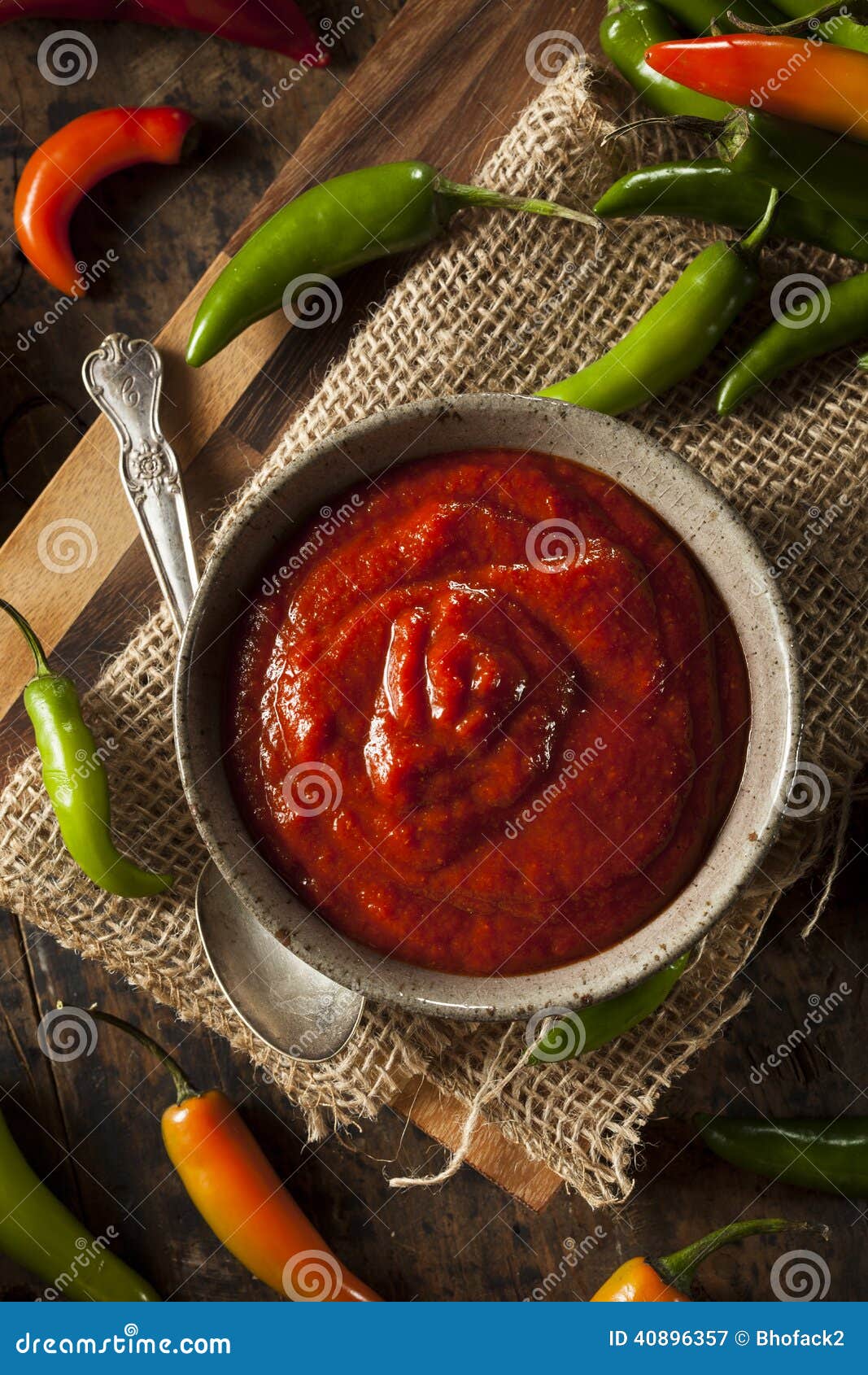 Salsa Rossa Piccante Calda Di Sriracha Immagine Stock - Immagine di ...