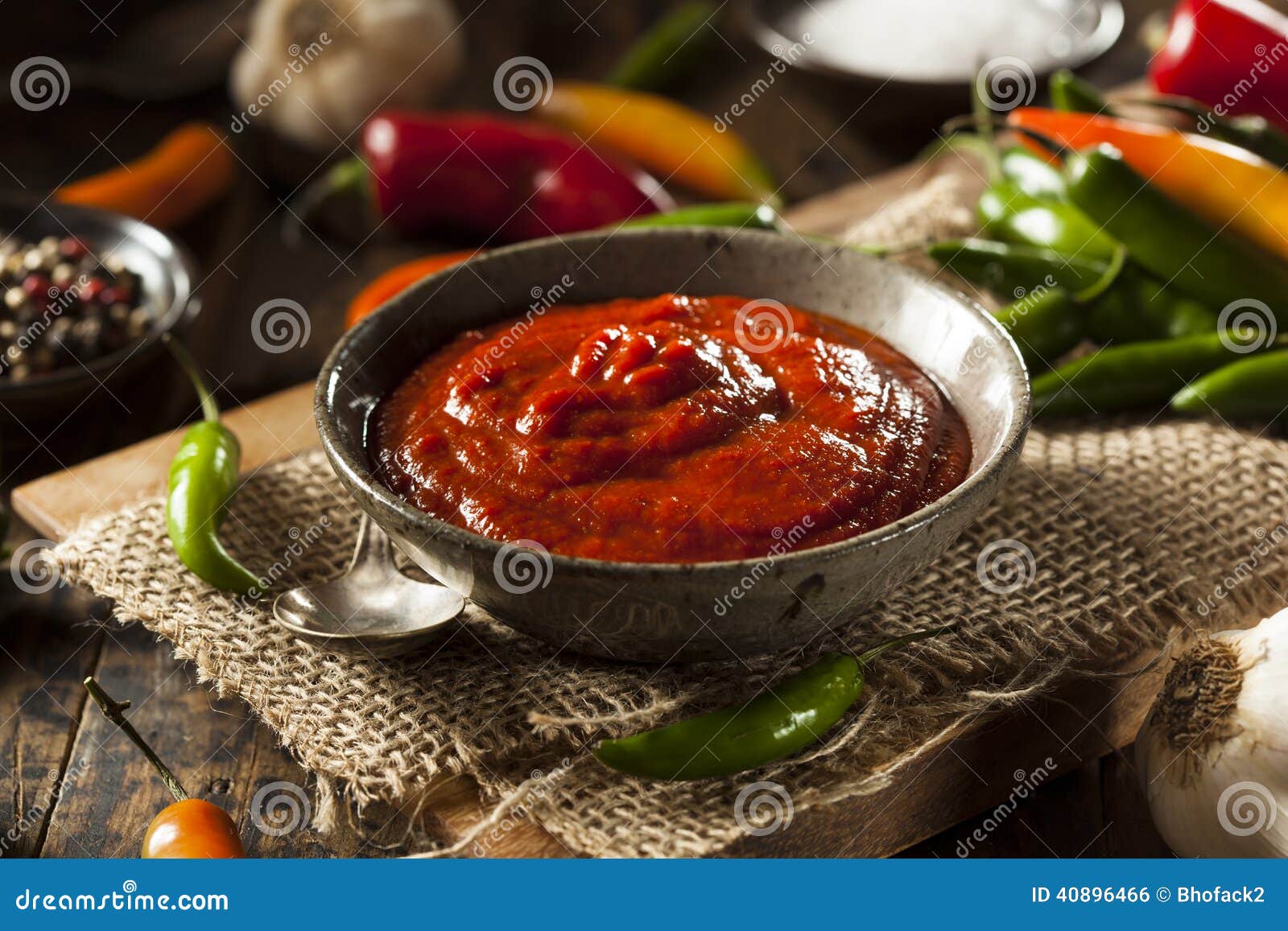 Salsa Rossa Piccante Calda Di Sriracha Fotografia Stock - Immagine di ...