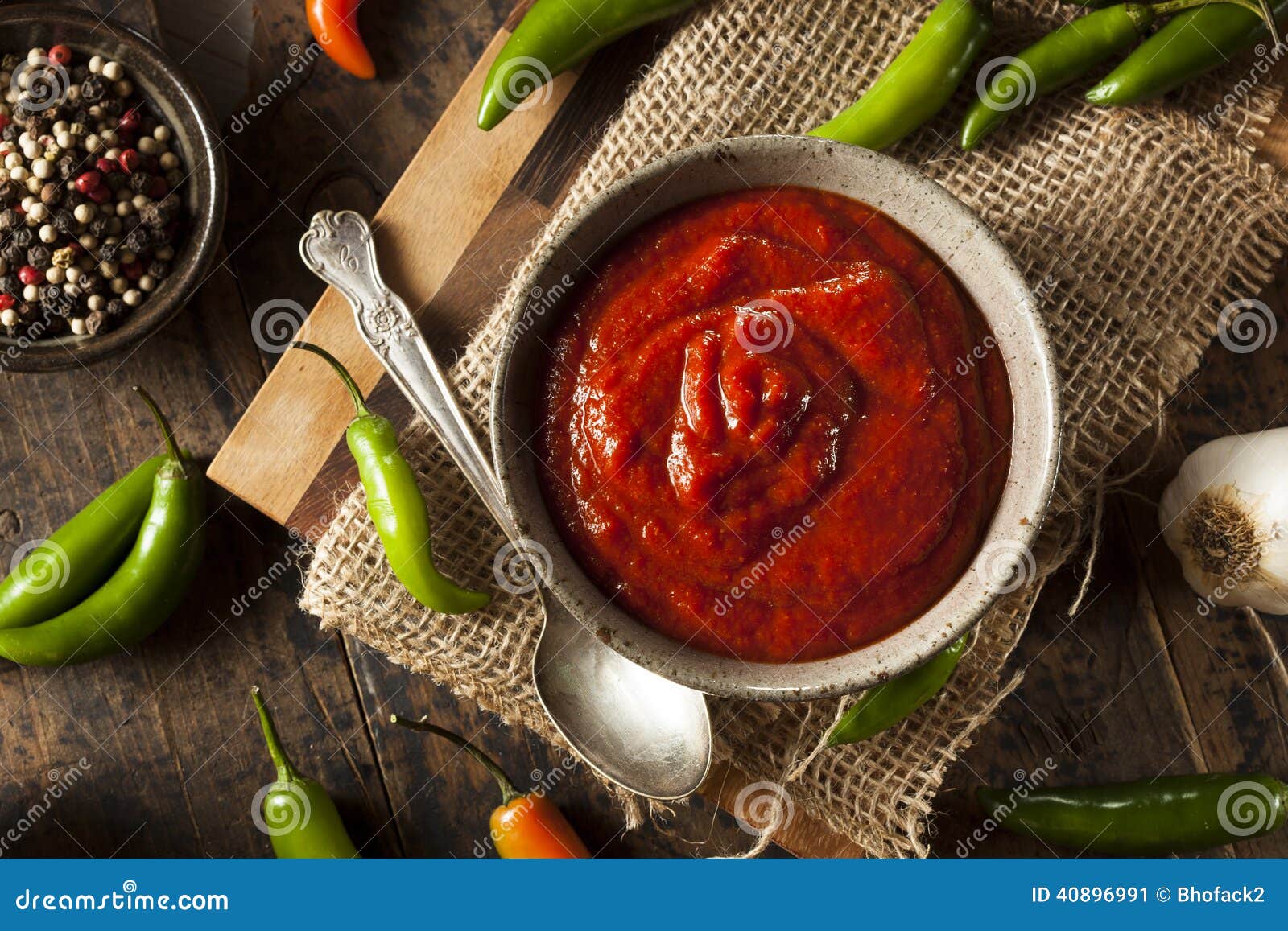 Salsa Rossa Piccante Calda Di Sriracha Immagine Stock - Immagine di ...