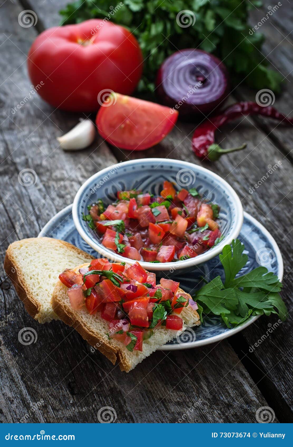 Salsa Y Tostadas Mexicanas De La Salsa Del Tomate Foto de archivo ...