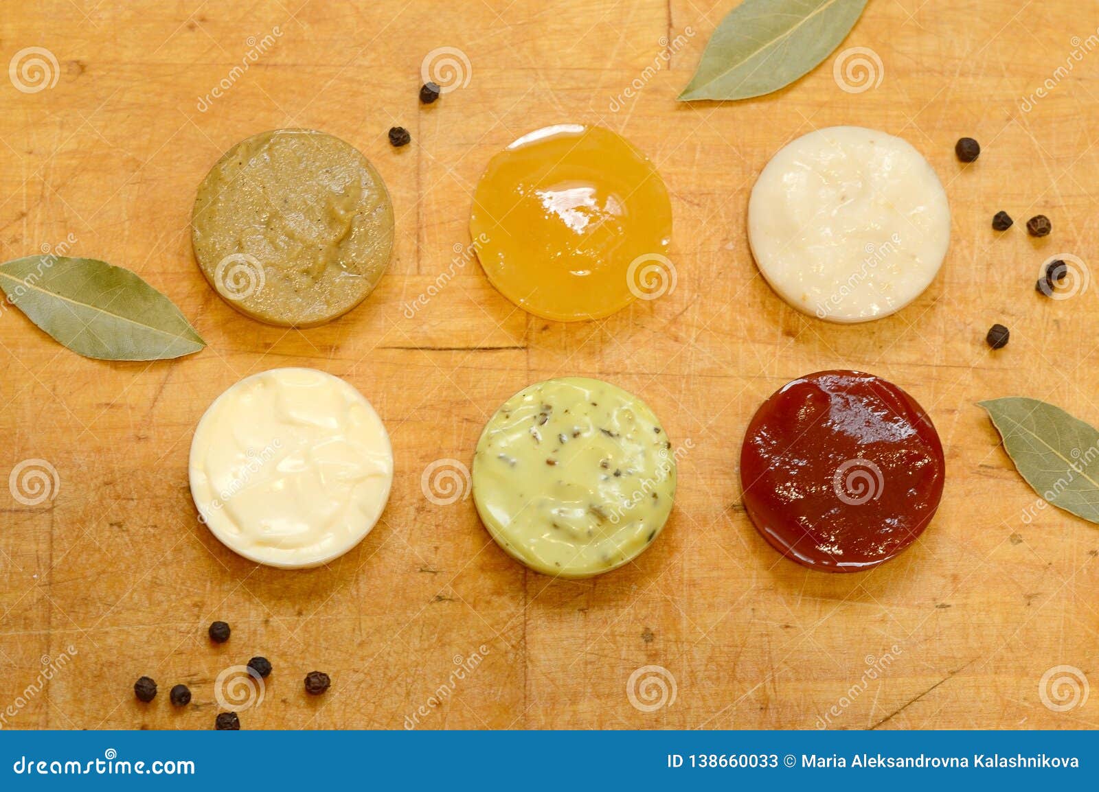 Salsas Y Condimentos En La Tabla Imagen de archivo - Imagen de conjunto ...