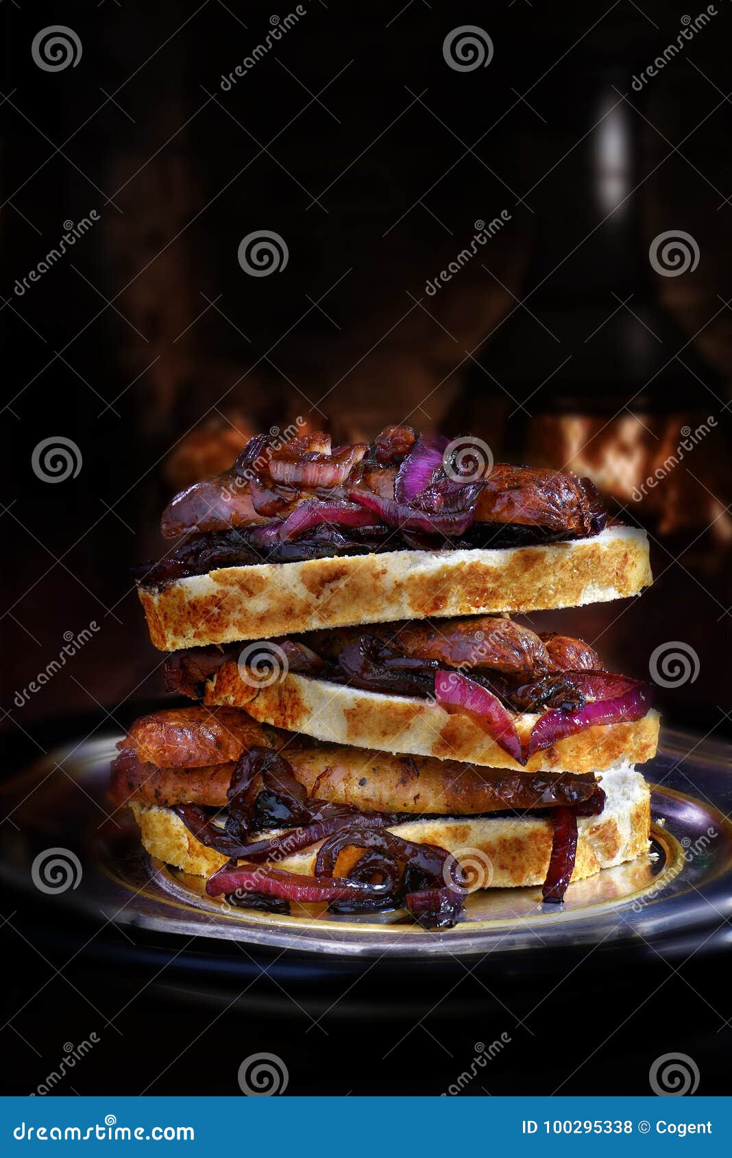 Salsiccia E Panino Aperto Fritto Della Cipolla Fotografia Stock ...