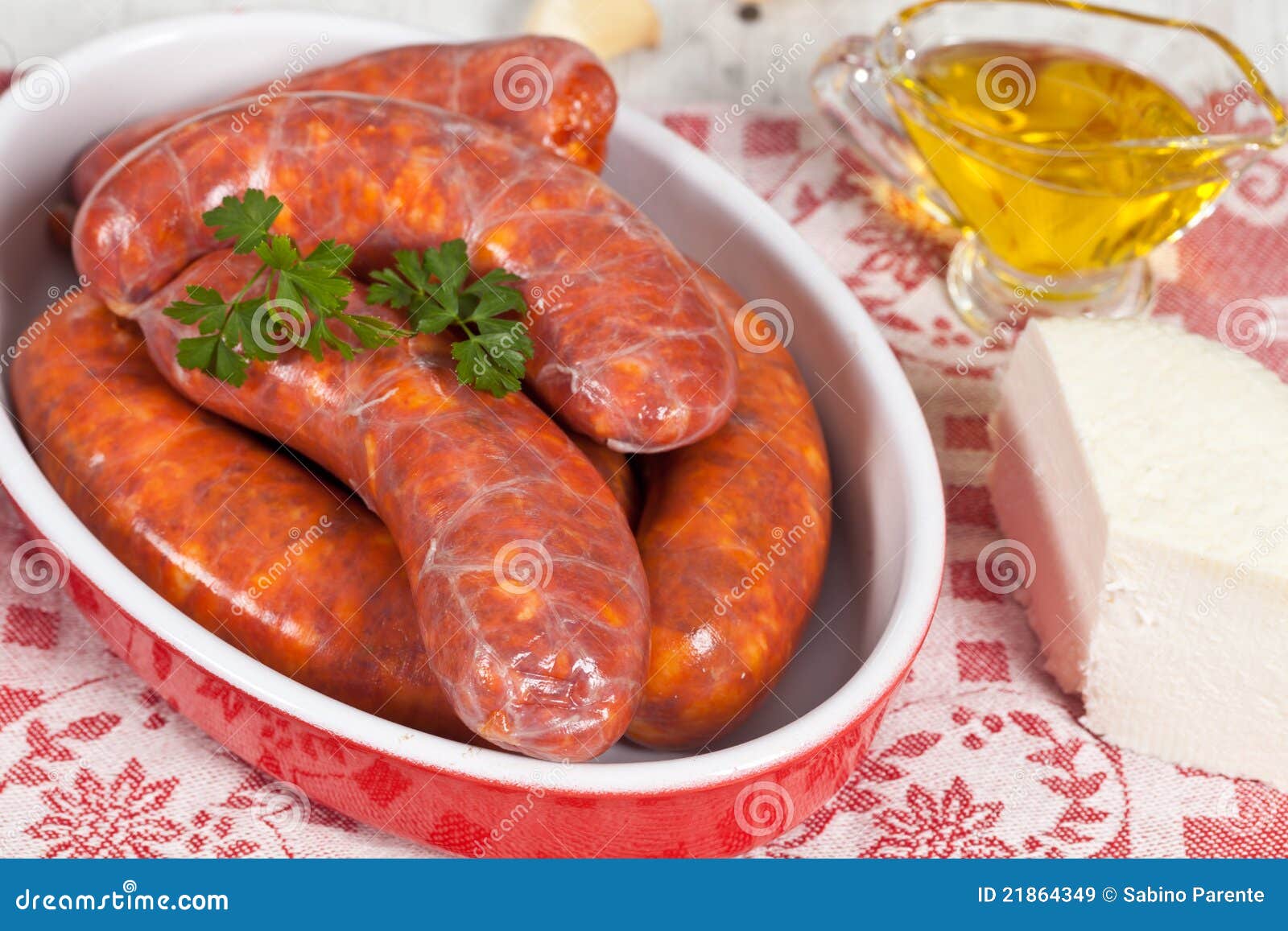 Salsiccia italiana grezza immagine stock. Immagine di alimentazione ...