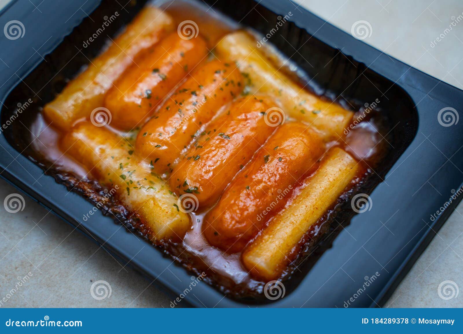 Salsicha E Tteokbokki Com Comida Coreana De Queijo Foto de Stock ...