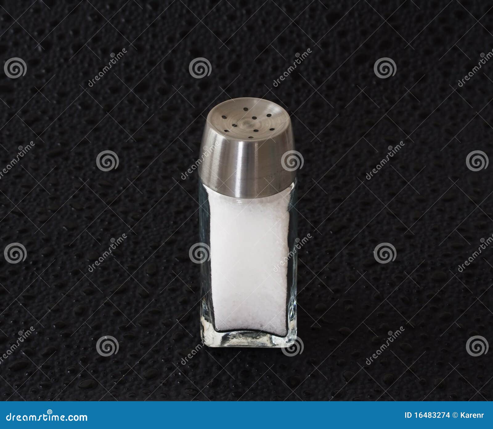 Salt shaker arkivfoto. Bild av krydda, objekt, smaktillsats - 16483274