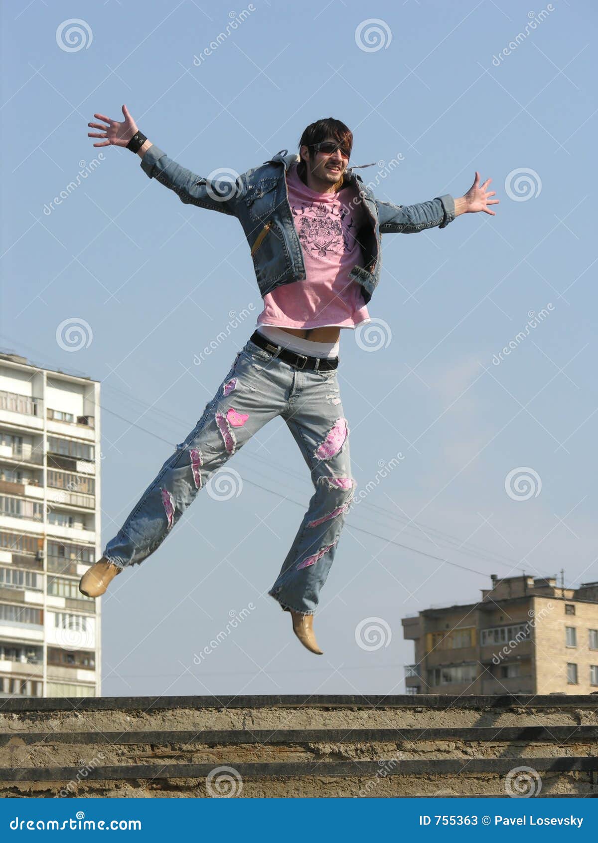 Salte al hombre en ciudad imagen de archivo. Imagen de salto - 755363