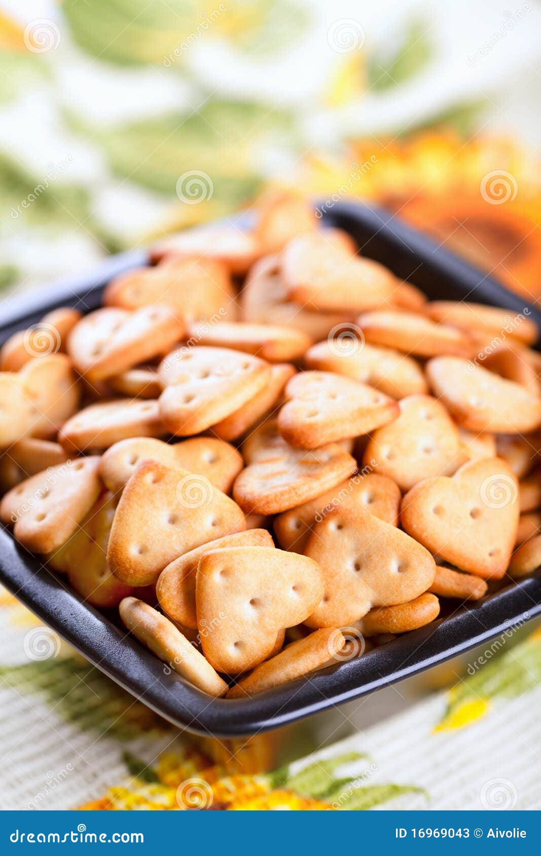 Salted Crackers in Black Bowl Stock Image - Image of bake, salt: 16969043