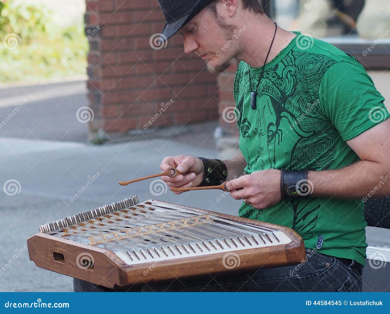 Salterio a Percussione O Giocatore Di Tsymbaly Immagine Editoriale ...