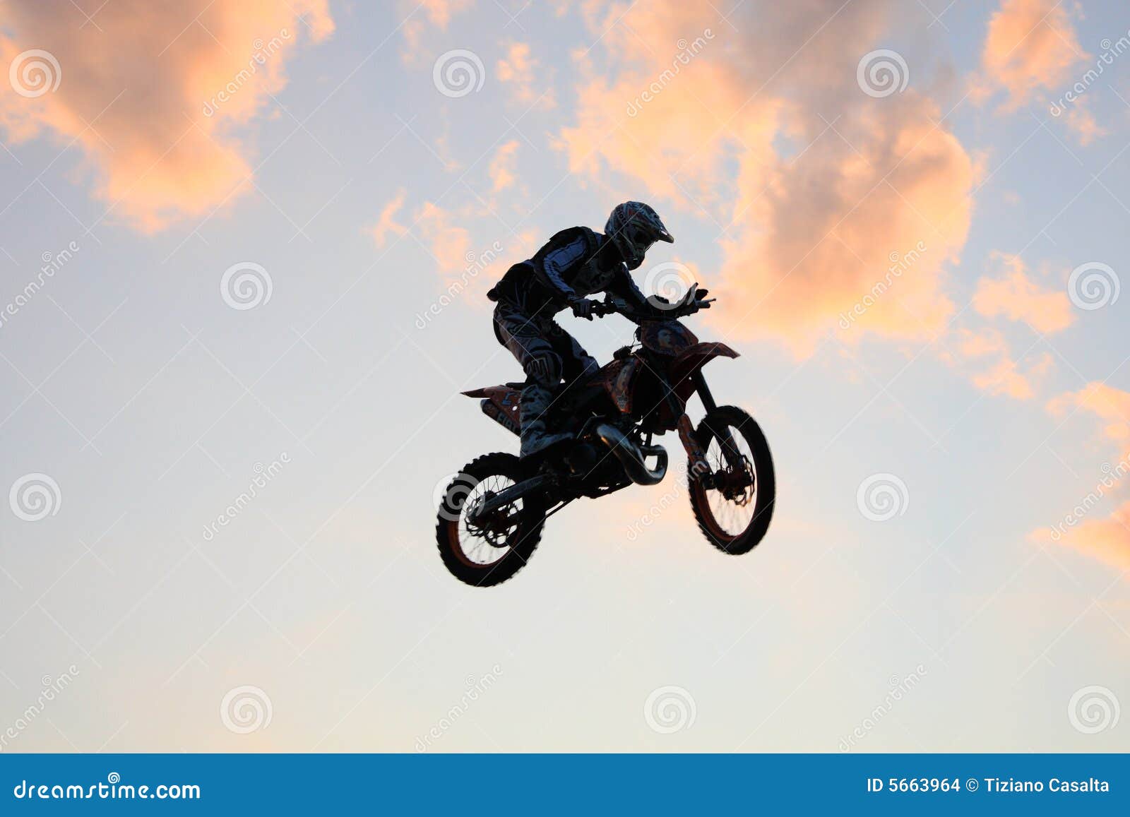 Salto con un moto imagen de archivo editorial. Imagen de lifestyle ...