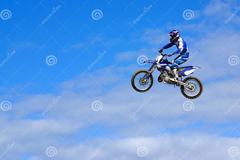 Salto de Moto imagen de archivo. Imagen de ocio, salud - 4939685