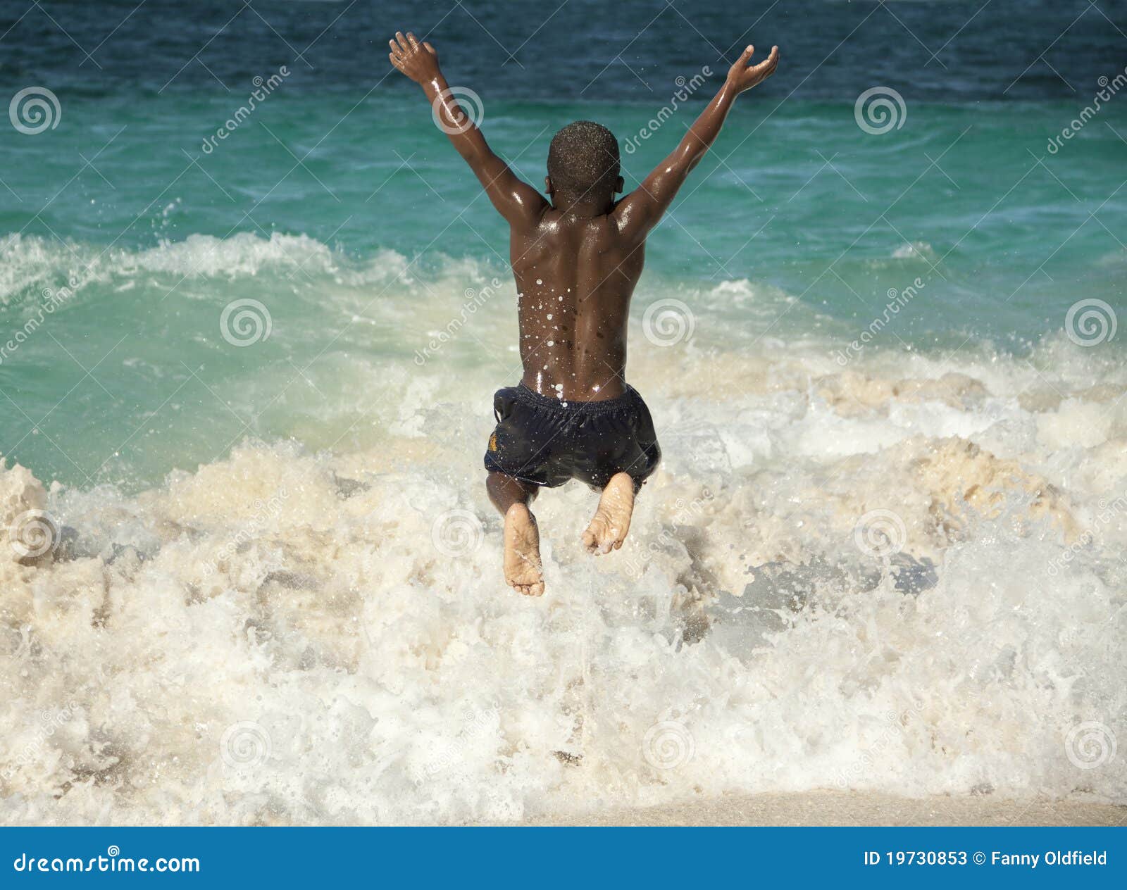 Salto en la playa imagen de archivo. Imagen de saltar - 19730853