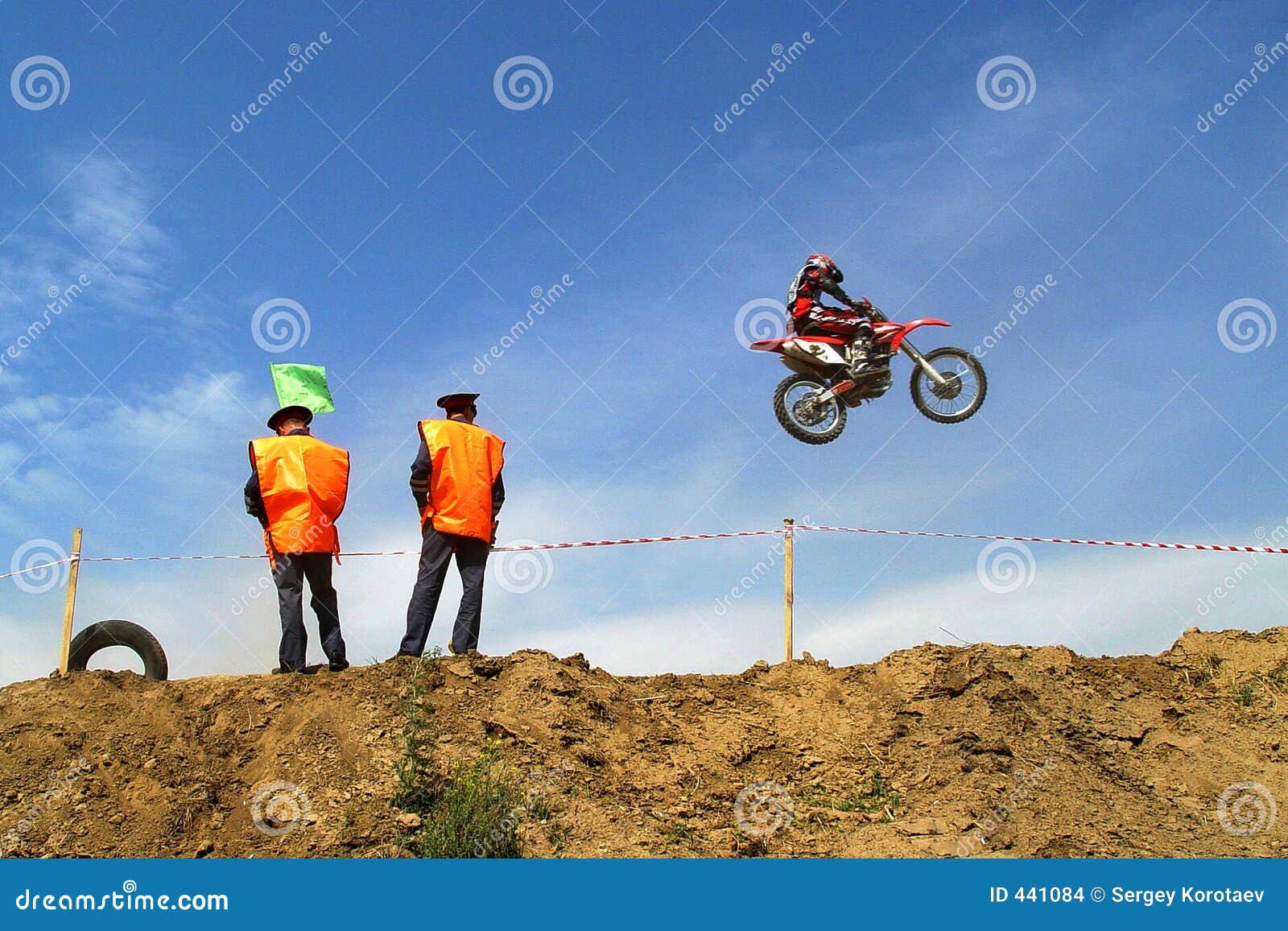 Saltos de Motocyclist foto de archivo. Imagen de protectores - 441084