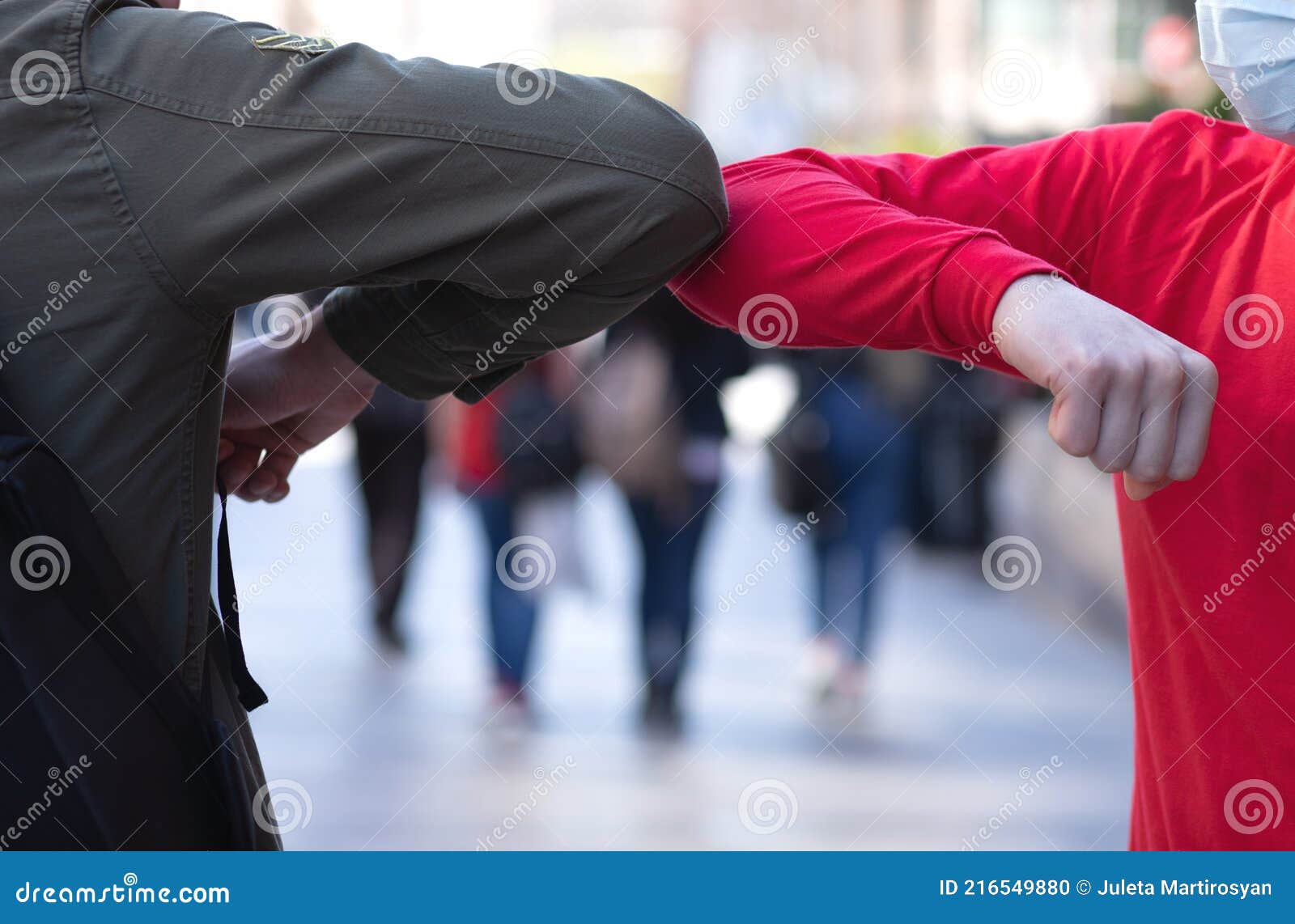 Saludarse con los codos foto de archivo. Imagen de ciudad - 216549880