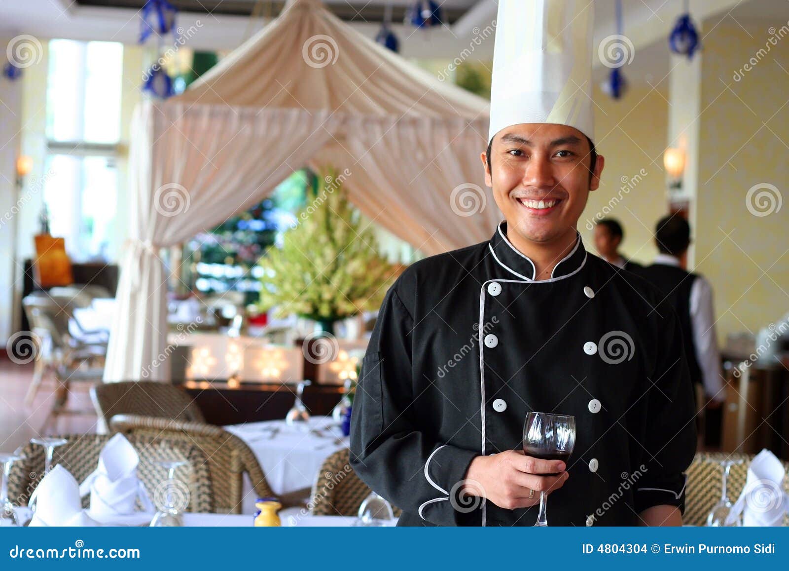 Salut De Chef Au Restaurant Photo stock - Image du luxueux, directeur ...