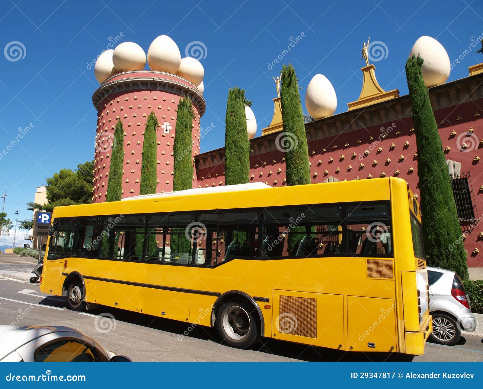 Salvador Dali Museum and Bus Editorial Photography - Image of history ...