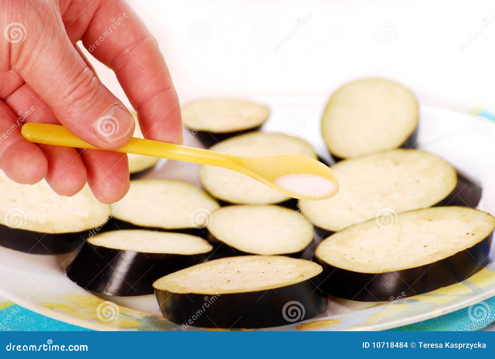 Salzen Der Scheiben Der Aubergine Stockfoto - Bild von salzen ...
