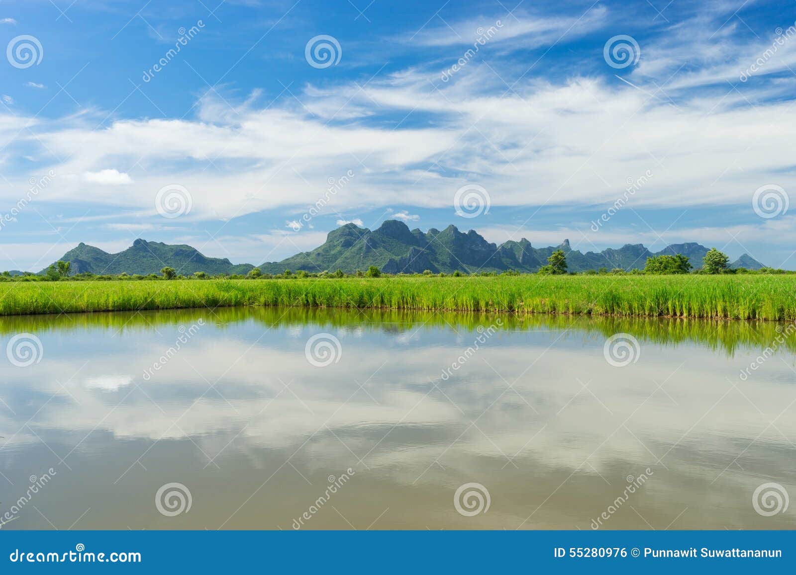 Sam Roi Yod-Berg mit See stockfoto. Bild von reis, reise - 55280976