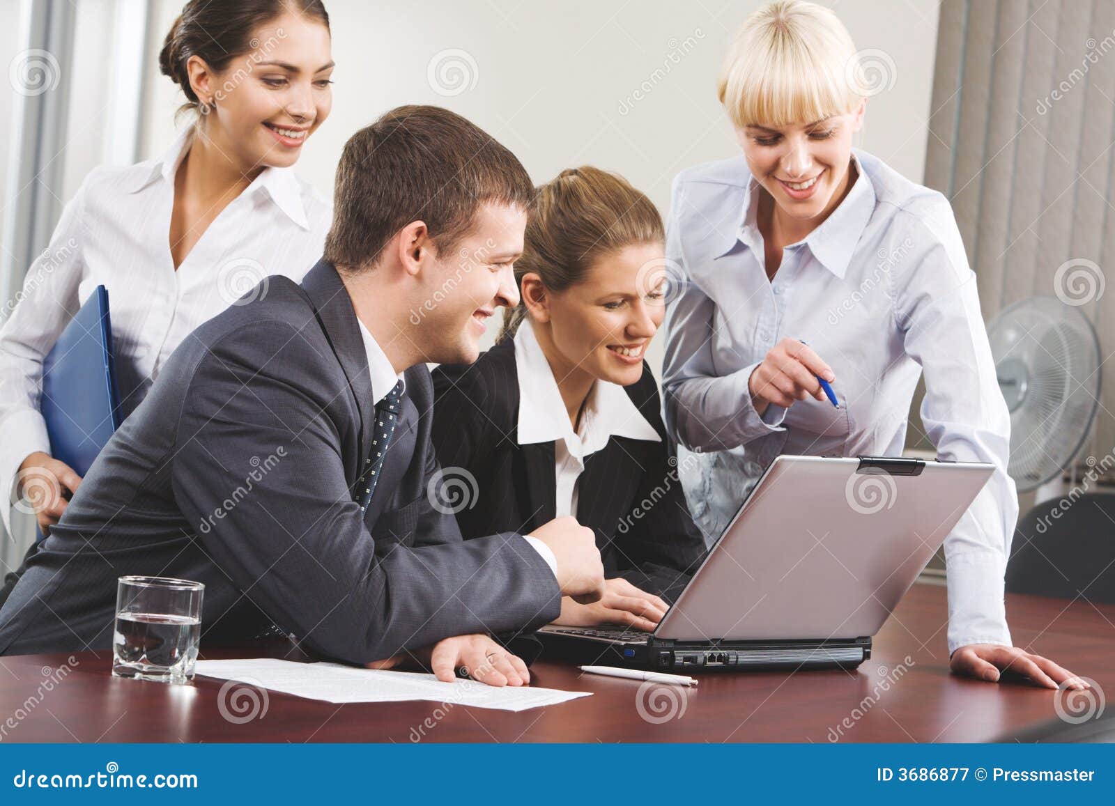 Samarbete fotografering för bildbyråer. Bild av grupp - 3686877